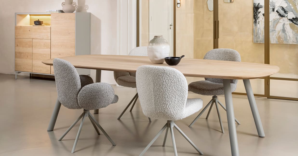 Die Niora-Kollektion: Schränke und Tische aus seidengrau lackiertem MDF