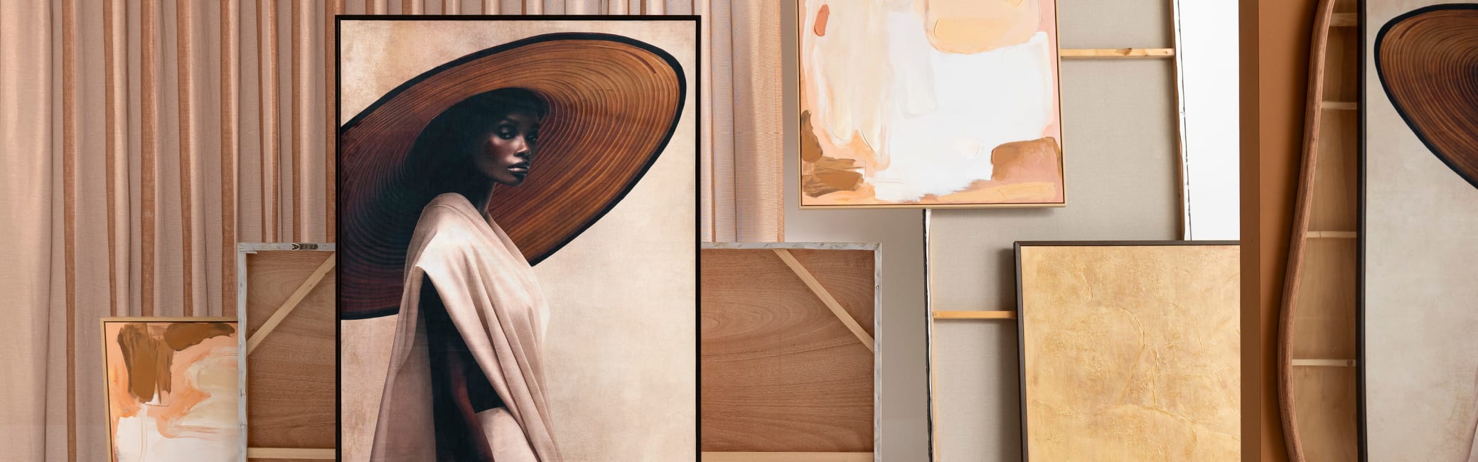 Tableaux abstraits dans un intérieur hôtel chic | COCOmaison
